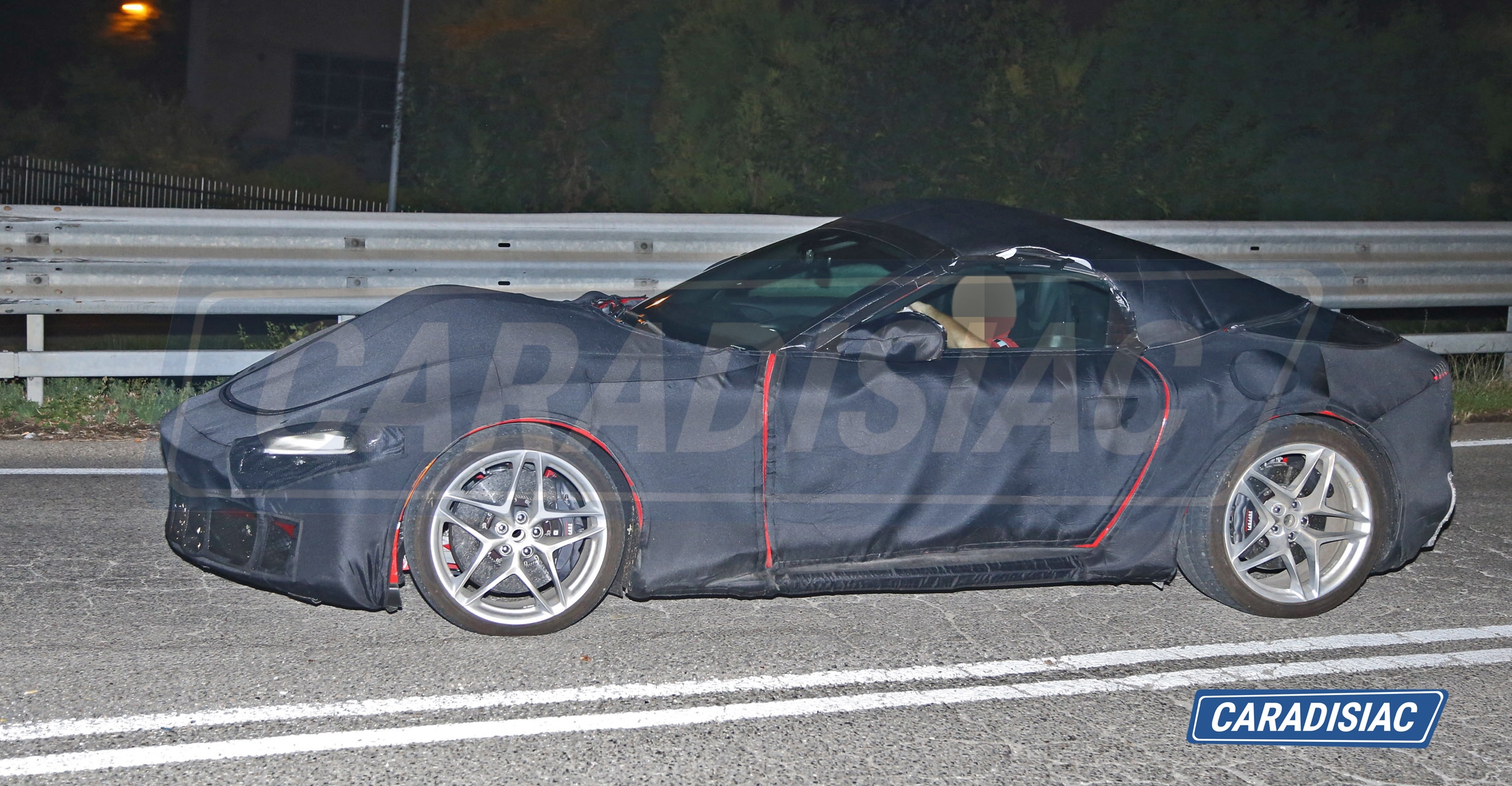 Scoop - Ferrari Roma Spider : sortie nocturne pour la découvrable