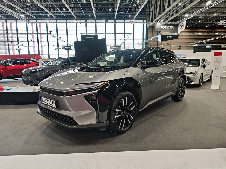 Le stand Toyota au salon de Lyon : entre passé et présent, un slogan