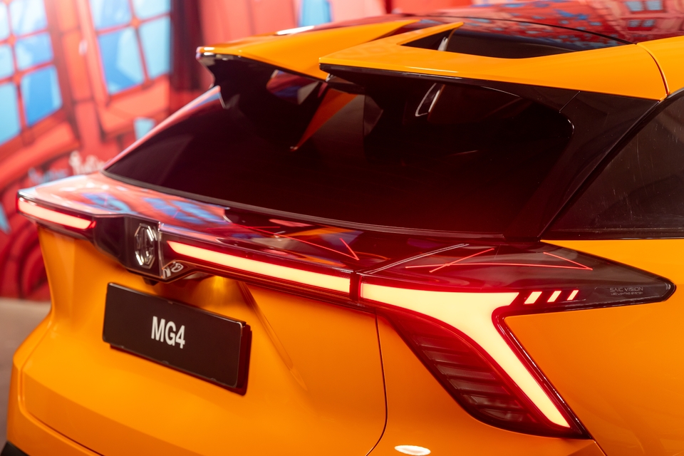 Présentation - MG 4 : la berline compacte électrique qui fait trembler ...