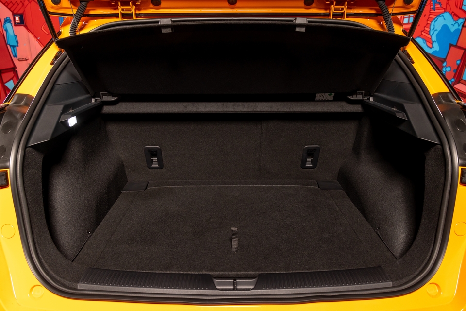 Présentation - MG 4 : la berline compacte électrique qui fait trembler ...