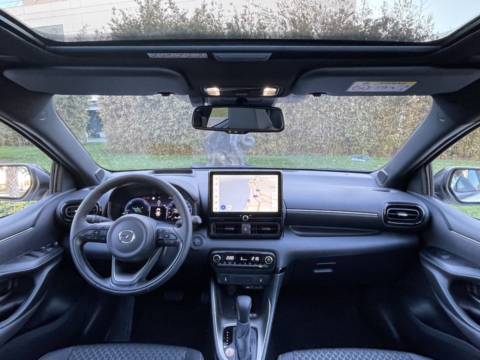 Mazda 2 Hybrid (2024) : le clone de la Toyota Yaris se "repiffe ...