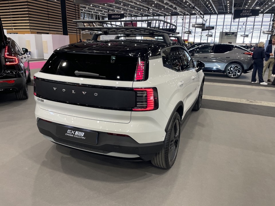 Le Volvo EX30 Cross Country est un faux rustique - En direct du salon ...