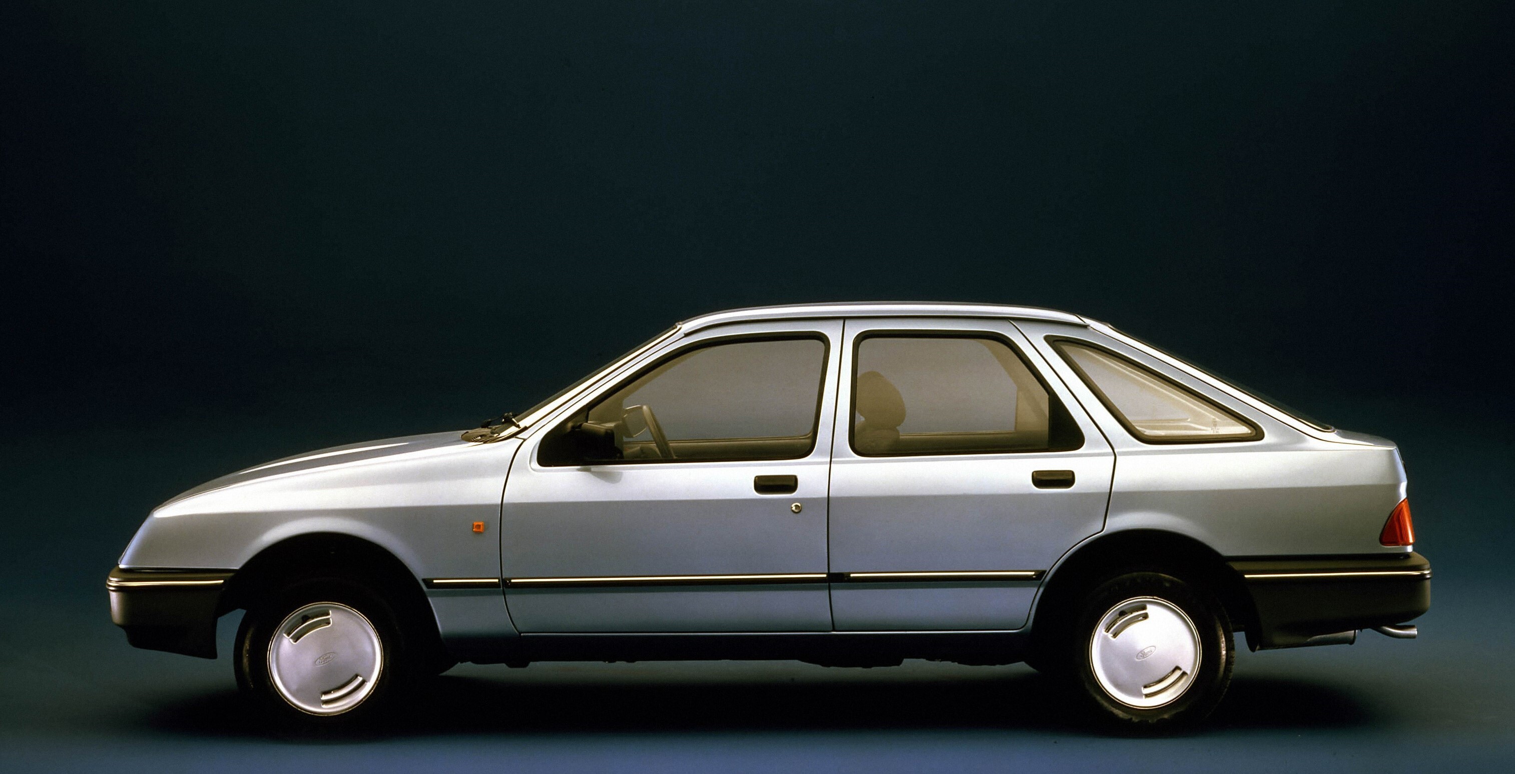 Citroën BX 14 RE vs Ford Sierra 1.6 GL : deux quadras au style original ...