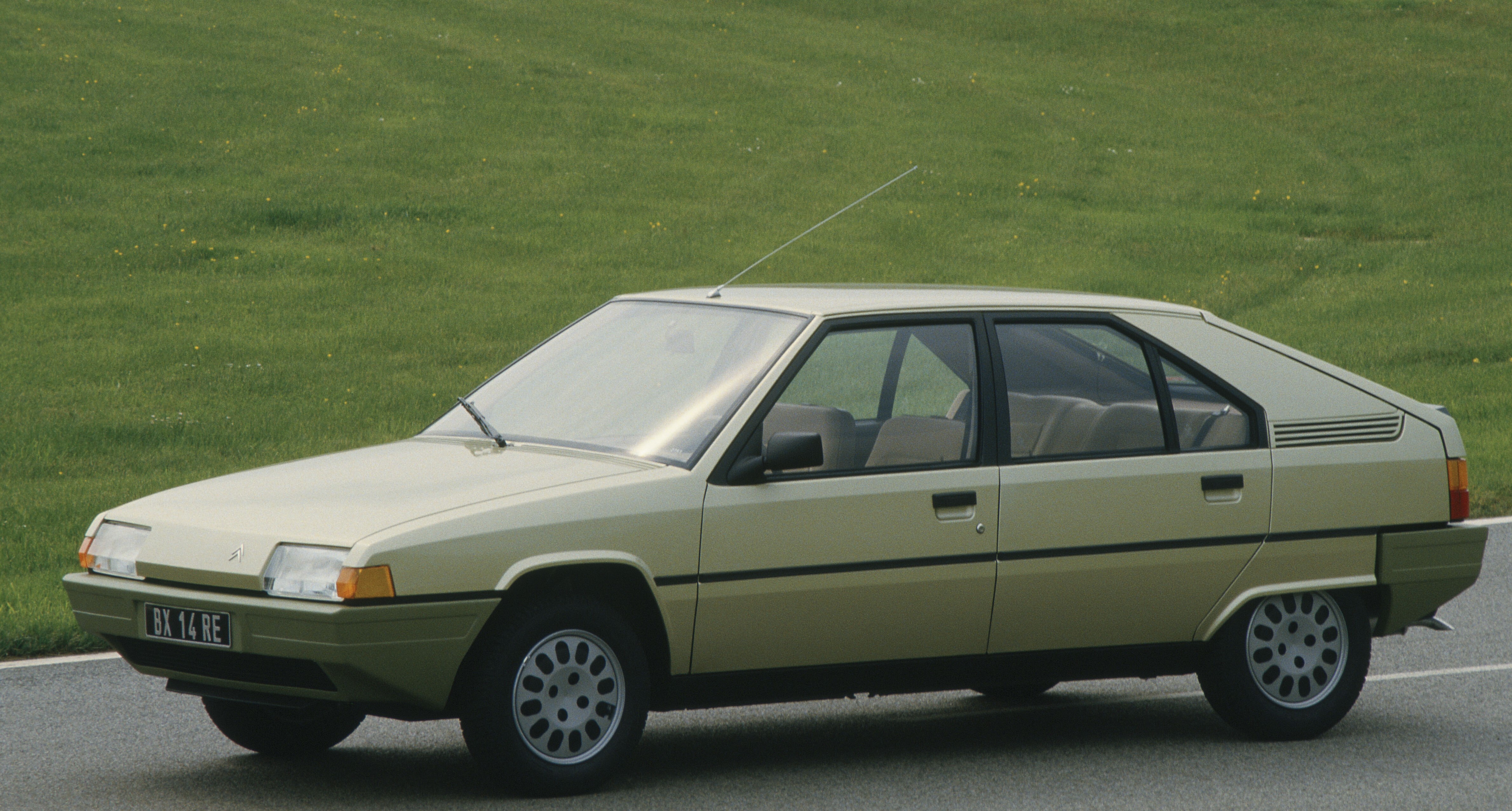 Citroën BX 14 RE vs Ford Sierra 1.6 GL : deux quadras au style original ...