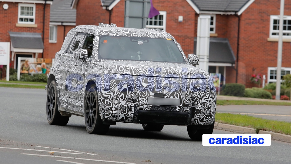 Sur les routes anglaises, le Land Rover « baby » Defender poursuit ses ...