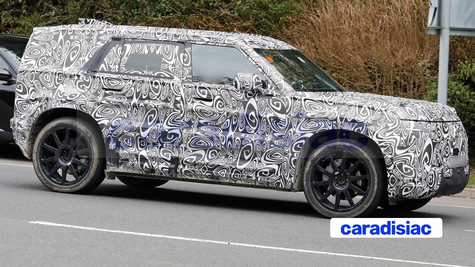 Sur les routes anglaises, le Land Rover « baby » Defender poursuit ses ...