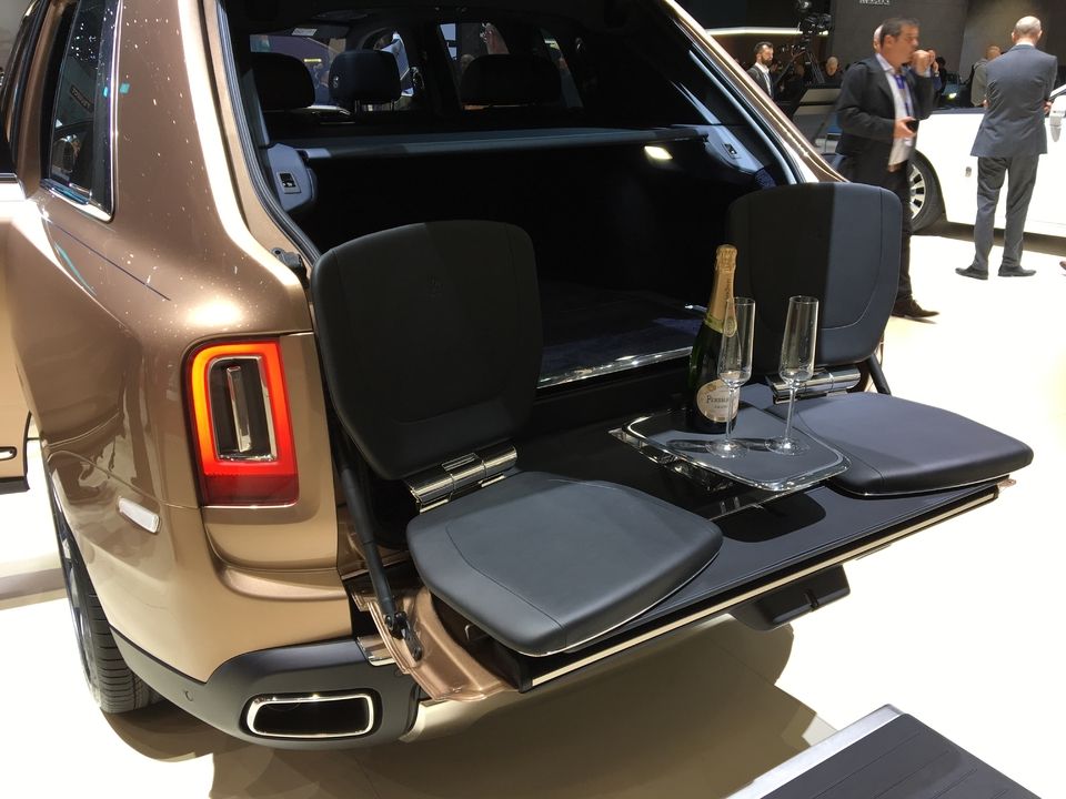 Rolls Royce Cullinan : gentleman farmer - Vidéo en direct du Salon de ...
