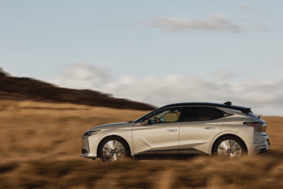 Sur la route, la DS N°4 essence « Hybride » est une reine du confort un ...