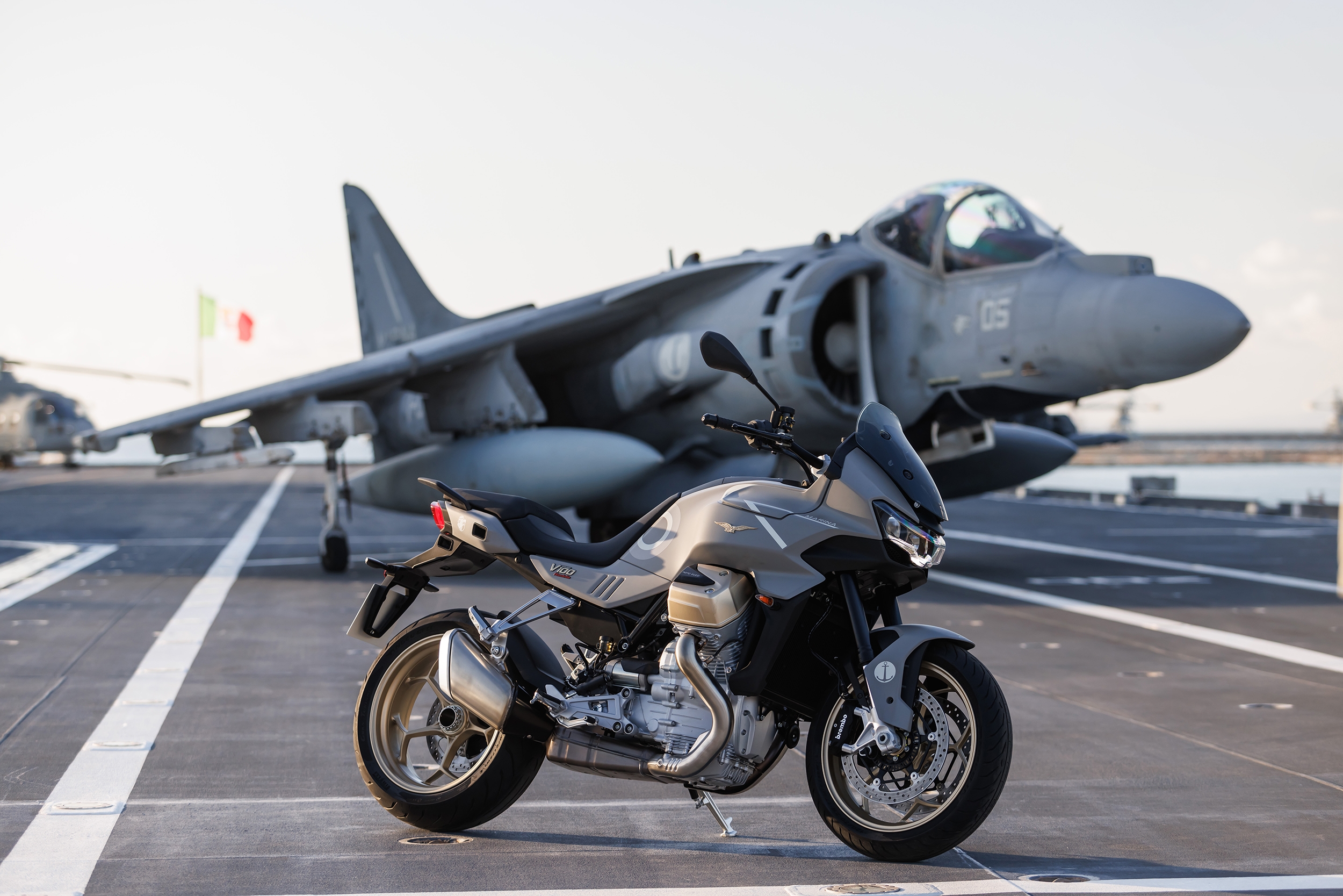 Une série limitée militaire pour la Moto Guzzi V100 Mandello