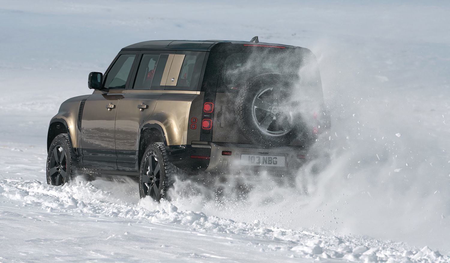 Land Rover Defender : renaissance d'une légende - Vidéo en direct du ...