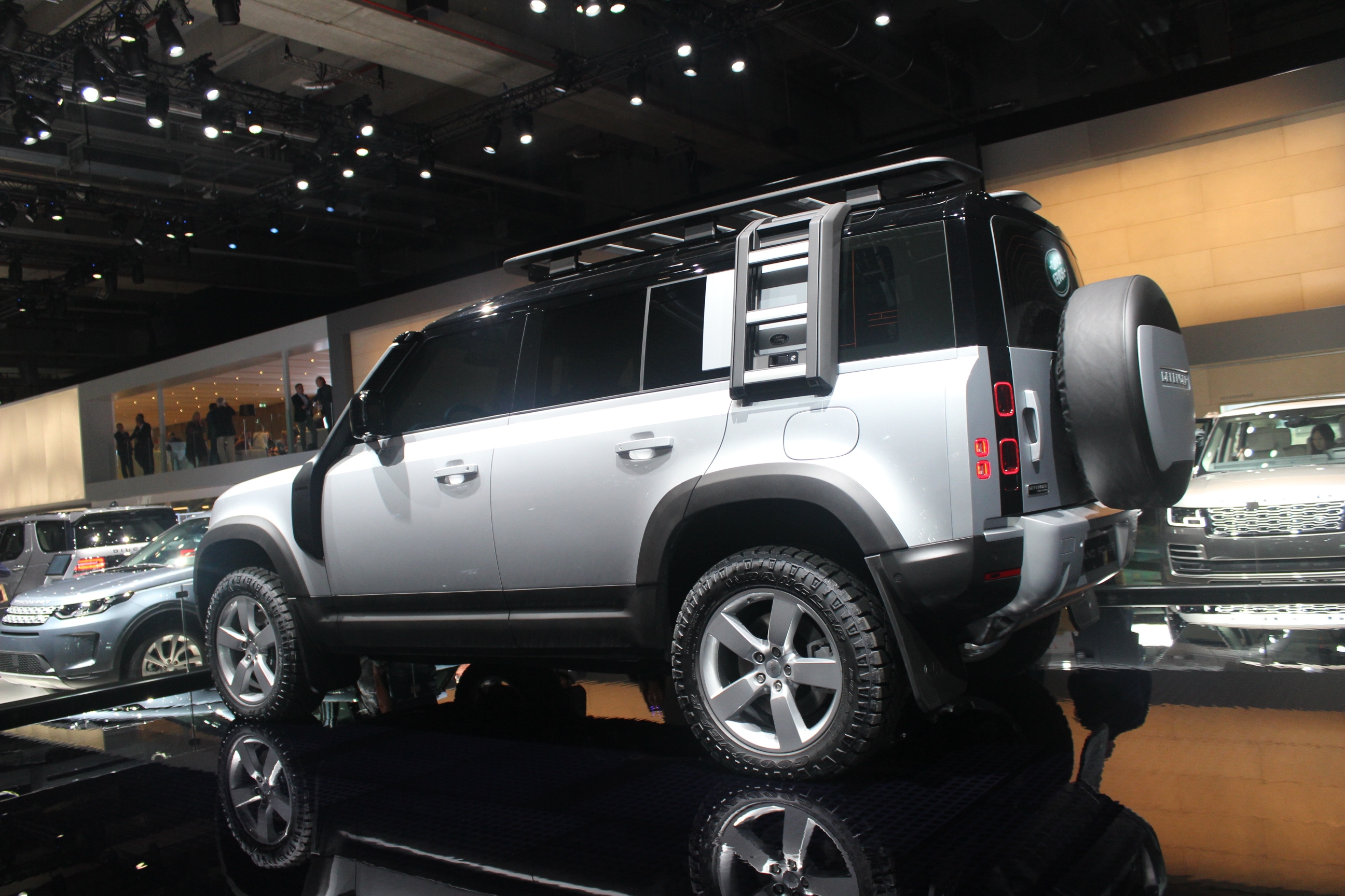 Land Rover Defender : renaissance d'une légende - Vidéo en direct du ...