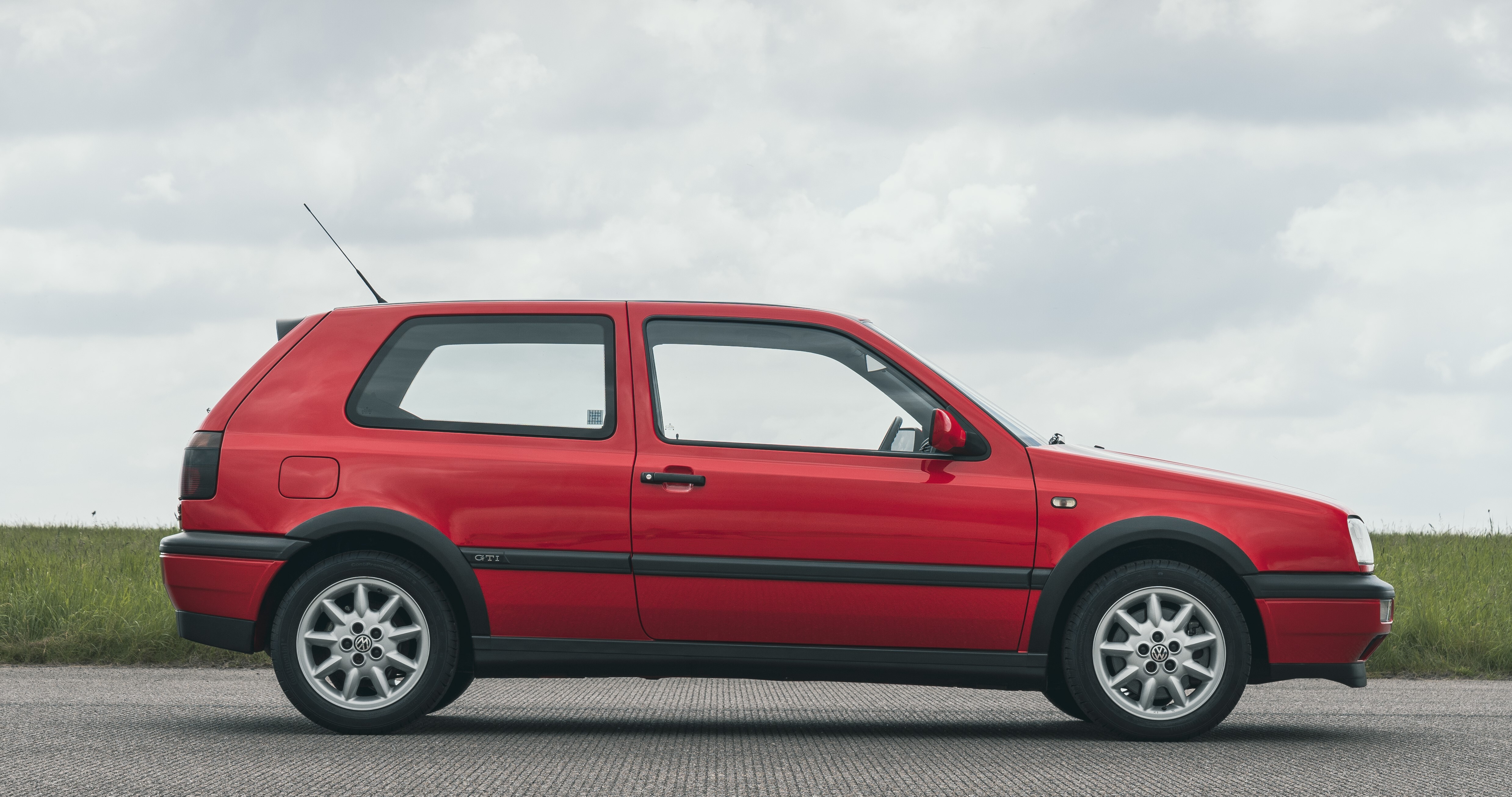 Citroën ZX Volcane vs VW Golf III GTI, duel de compactes sportives ...