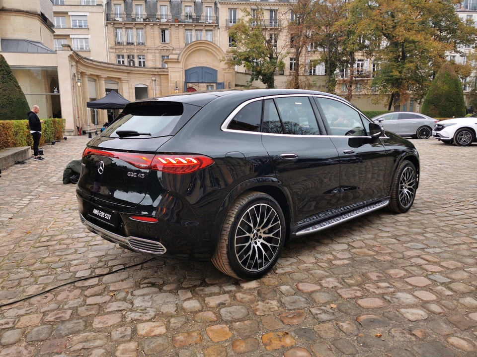 Et en marge du Mondial 2022 - Mercedes EQE SUV, gros mais pas géant (vidéo)