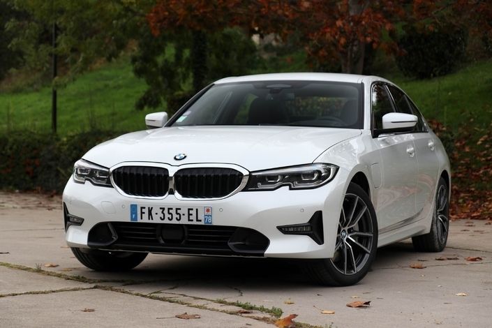 BMW 320e : l'hybride rechargeable premium pour tous ? – Salon Caradisiac Électrique/Hybride 2021