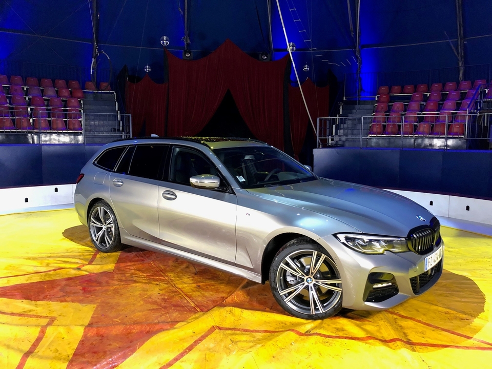 BMW 320e : l'hybride rechargeable premium pour tous ? – Salon Caradisiac Électrique/Hybride 2021