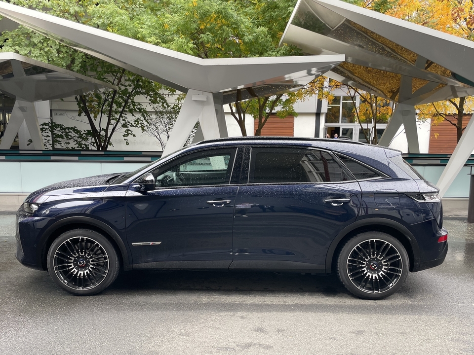 Mondial de l'auto 2022 - Les pneus étranges du DS 7 d'Emmanuel Macron