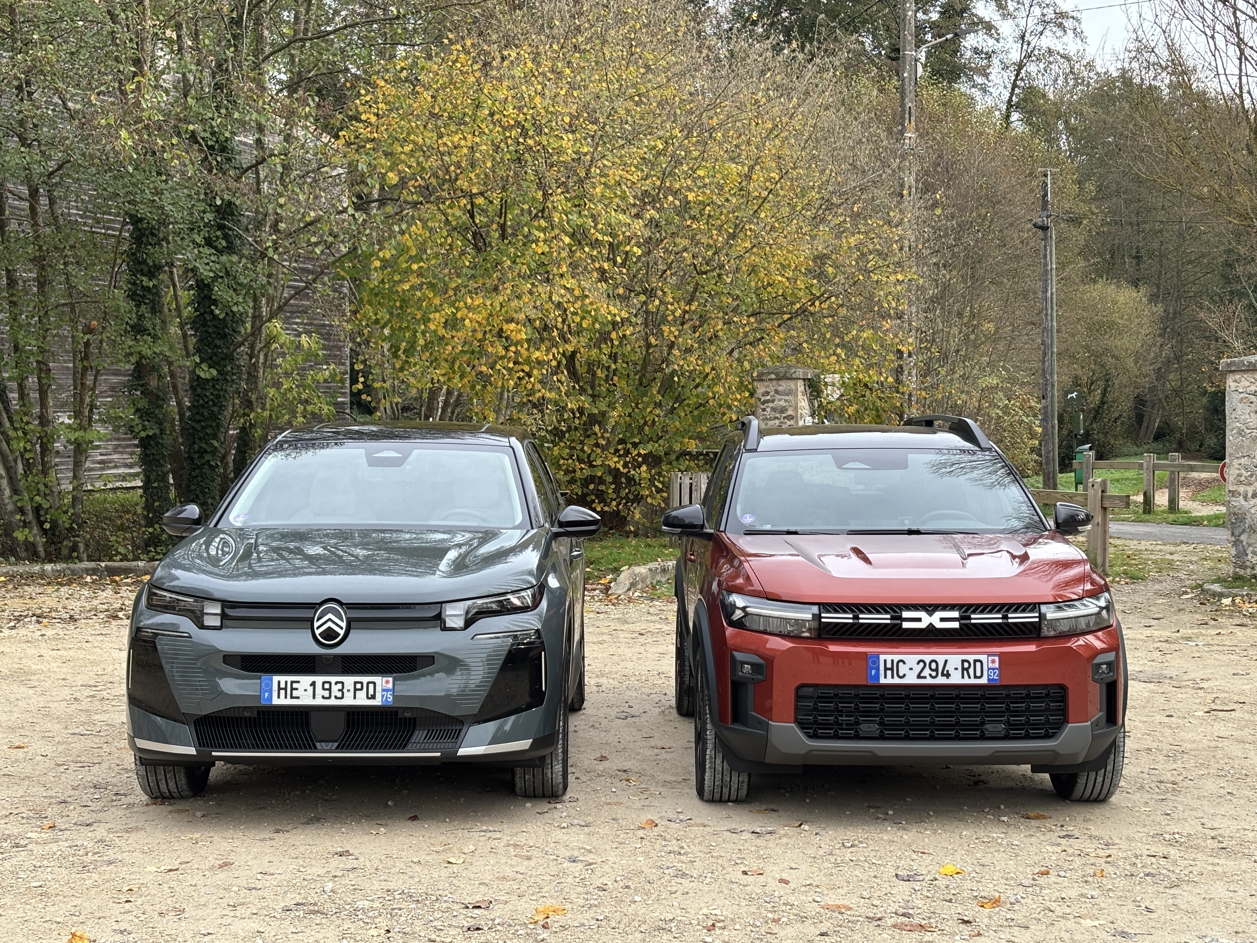Les fiches techniques respectibles des Citroën C5 Aircross et Dacia Bigster