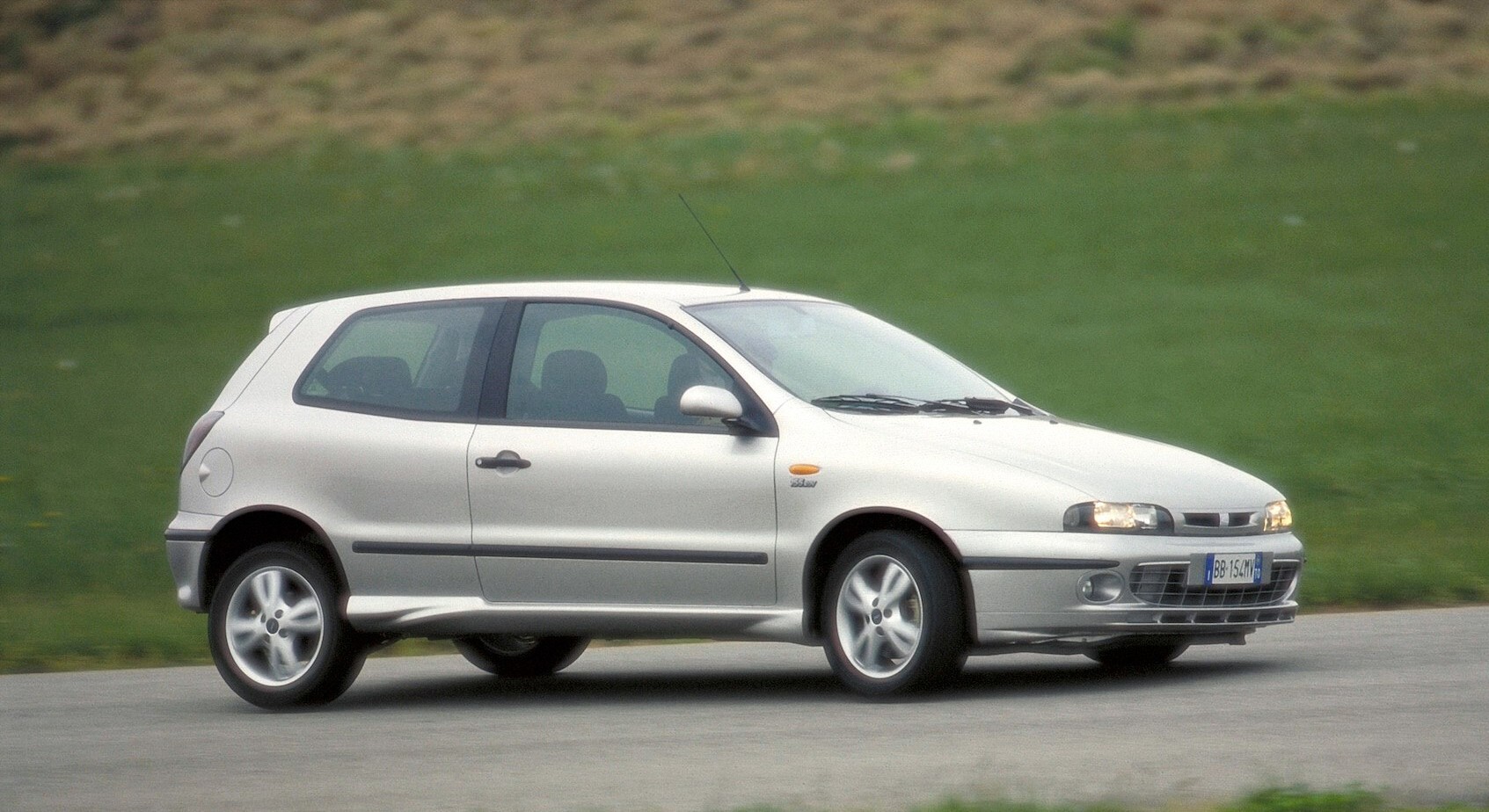Des youngtimers sportives et sympas : Fiat Bravo HGT ou Renault Mégane ...