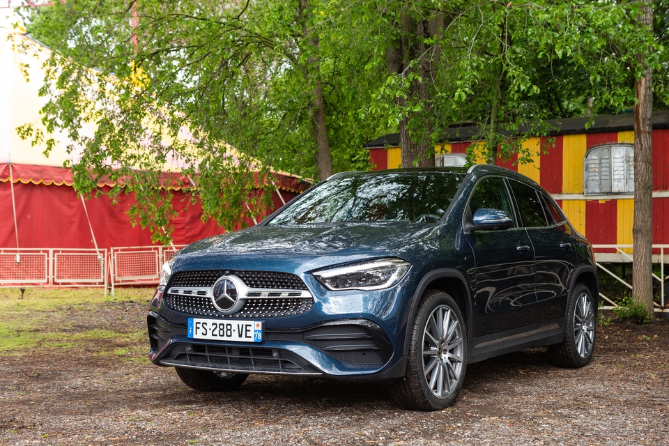 Mercedes GLA 250e : mission émotions – Salon Caradisiac Electrique ...