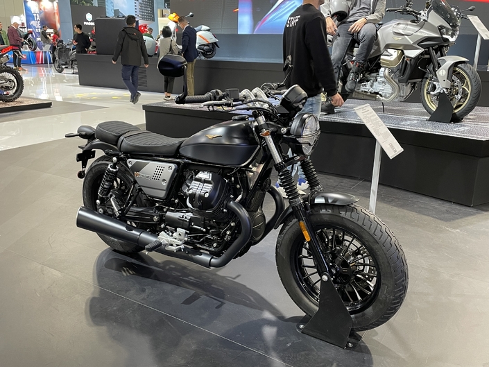 Salon de Milan 2022 - Moto Guzzi V9 Special Edition : black bobber