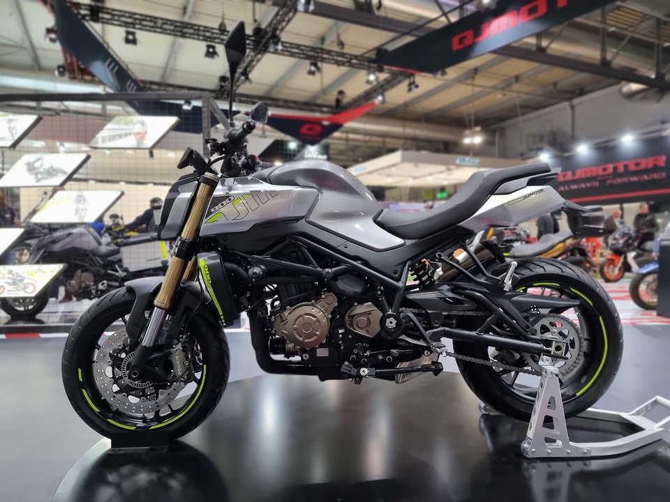 Salon de Milan 2022 - QJ Motor 900 SRK : roadster futuriste en vue