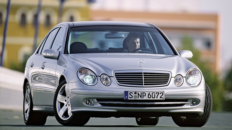 Mercedes-Benz E240 vs Peugeot 607 V6 : confort, classicisme et V6, dès 2 500