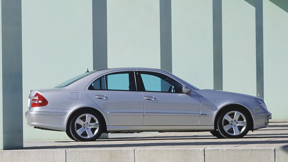 Mercedes-Benz E240 vs Peugeot 607 V6 : confort, classicisme et V6, dès 2 500