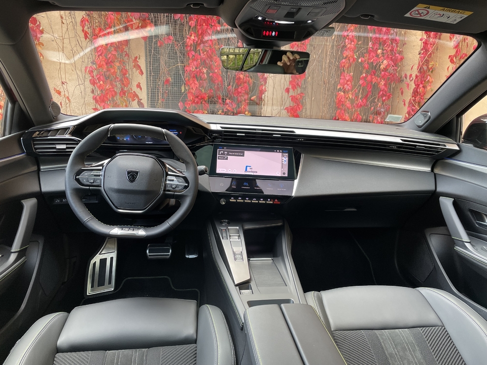 Essai vidéo - Peugeot 408 (2022) : un profil intéressant