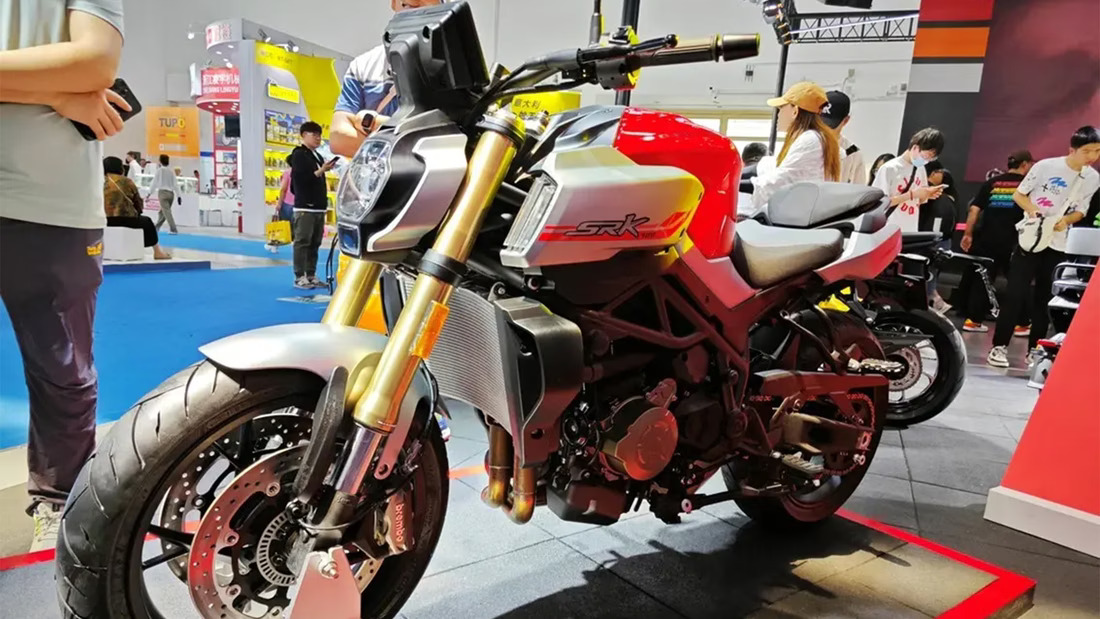 Le maxi-roadster QJMotor SRK 900 est enfin prêt