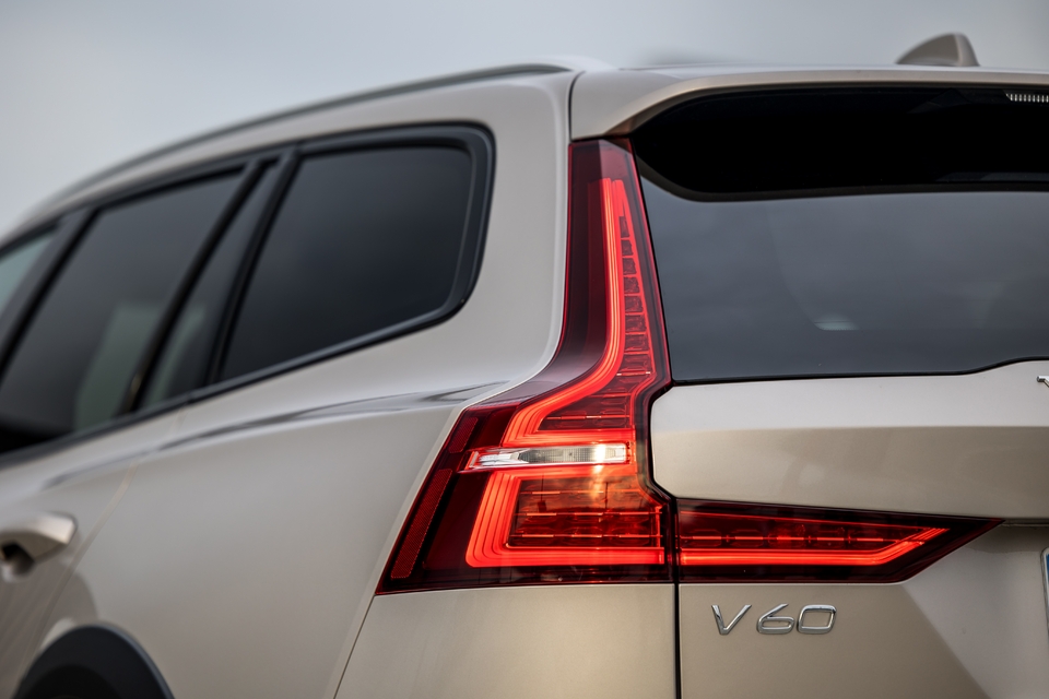 Comparatif – Mercedes C All-Terrain VS Volvo V60 Cross Country AWD ...