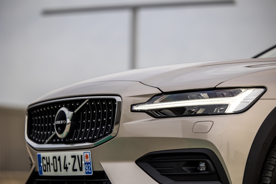 Comparatif – Mercedes C All-Terrain VS Volvo V60 Cross Country AWD ...