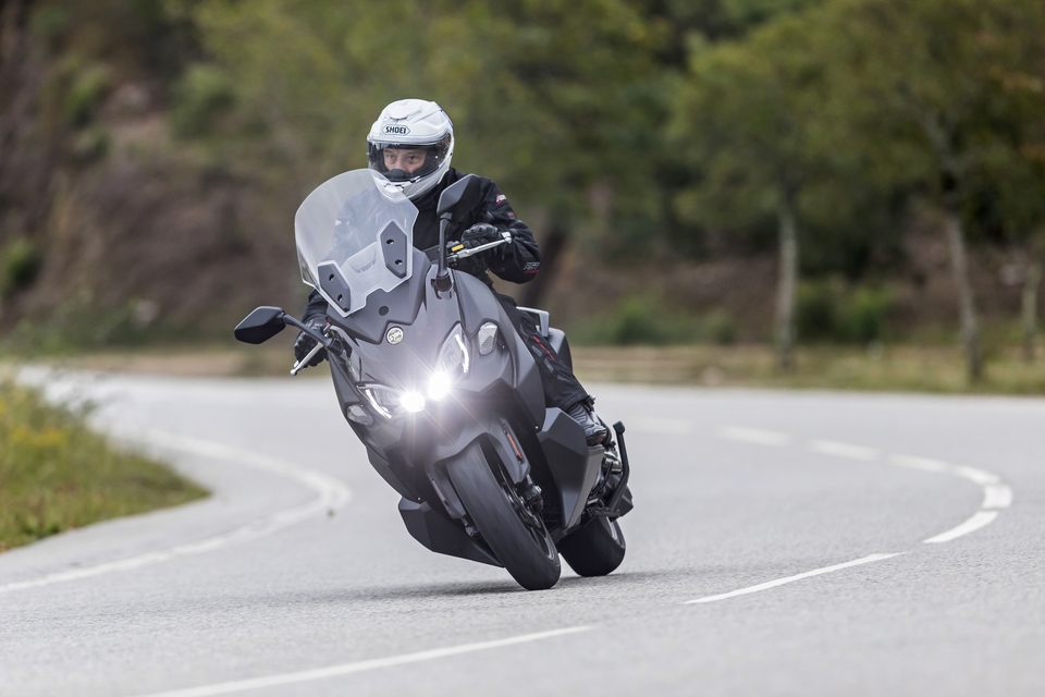 Essai - SYM Maxsym TL 500 : Le scooter option moto - Page 2