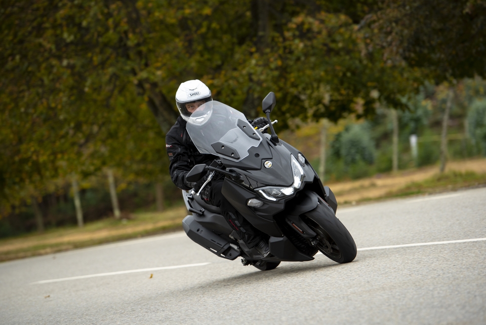 Essai - SYM Maxsym TL 500 : Le scooter option moto - Page 2