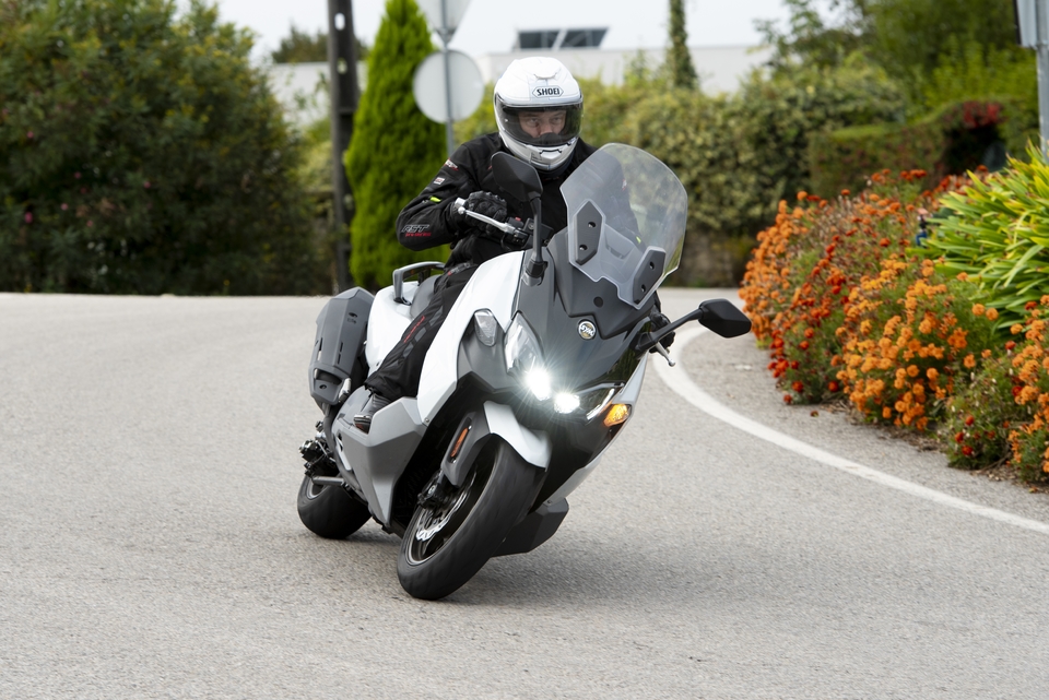 Essai - SYM Maxsym TL 500 : Le scooter option moto - Page 2