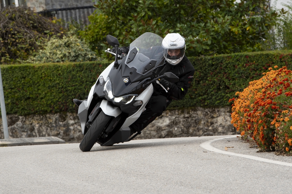 Essai - SYM Maxsym TL 500 : Le scooter option moto - Page 2