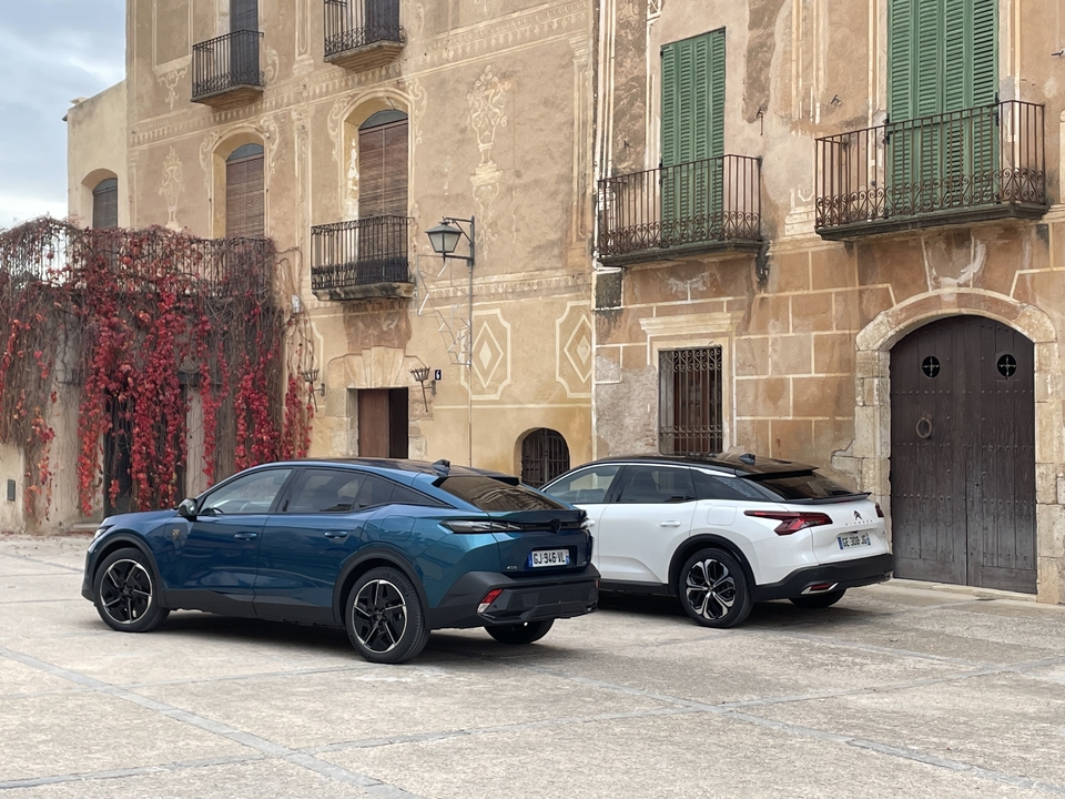 Comparatif vidéo - Peugeot 408 VS Citroën C5 X : les berlines ...