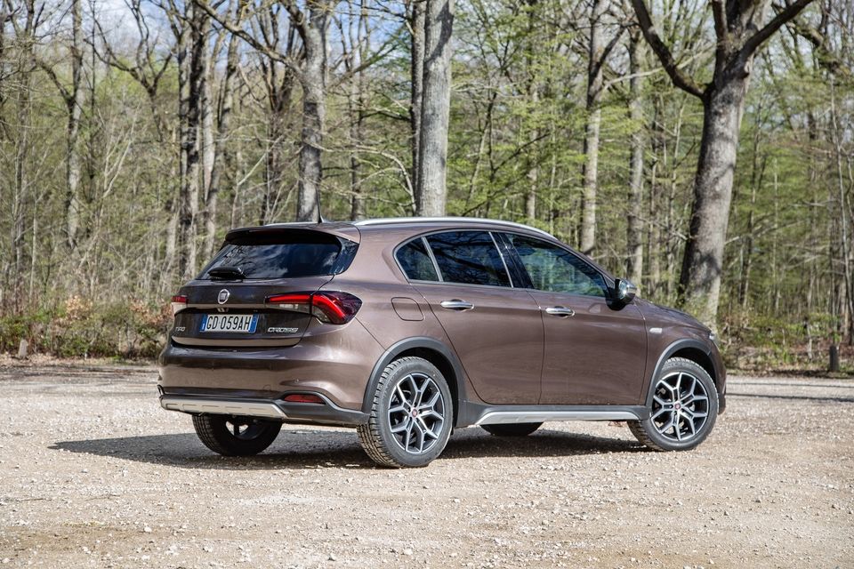 Essai vidéo - Fiat Tipo Cross (2021) : le crossover abordable et pratique