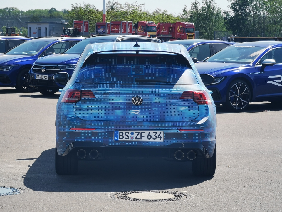 Nous avons pris en main la Volkswagen Golf R restylée : elle change peu ...