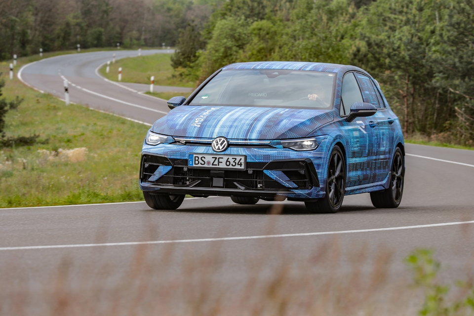 Nous avons pris en main la Volkswagen Golf R restylée : elle change peu ...