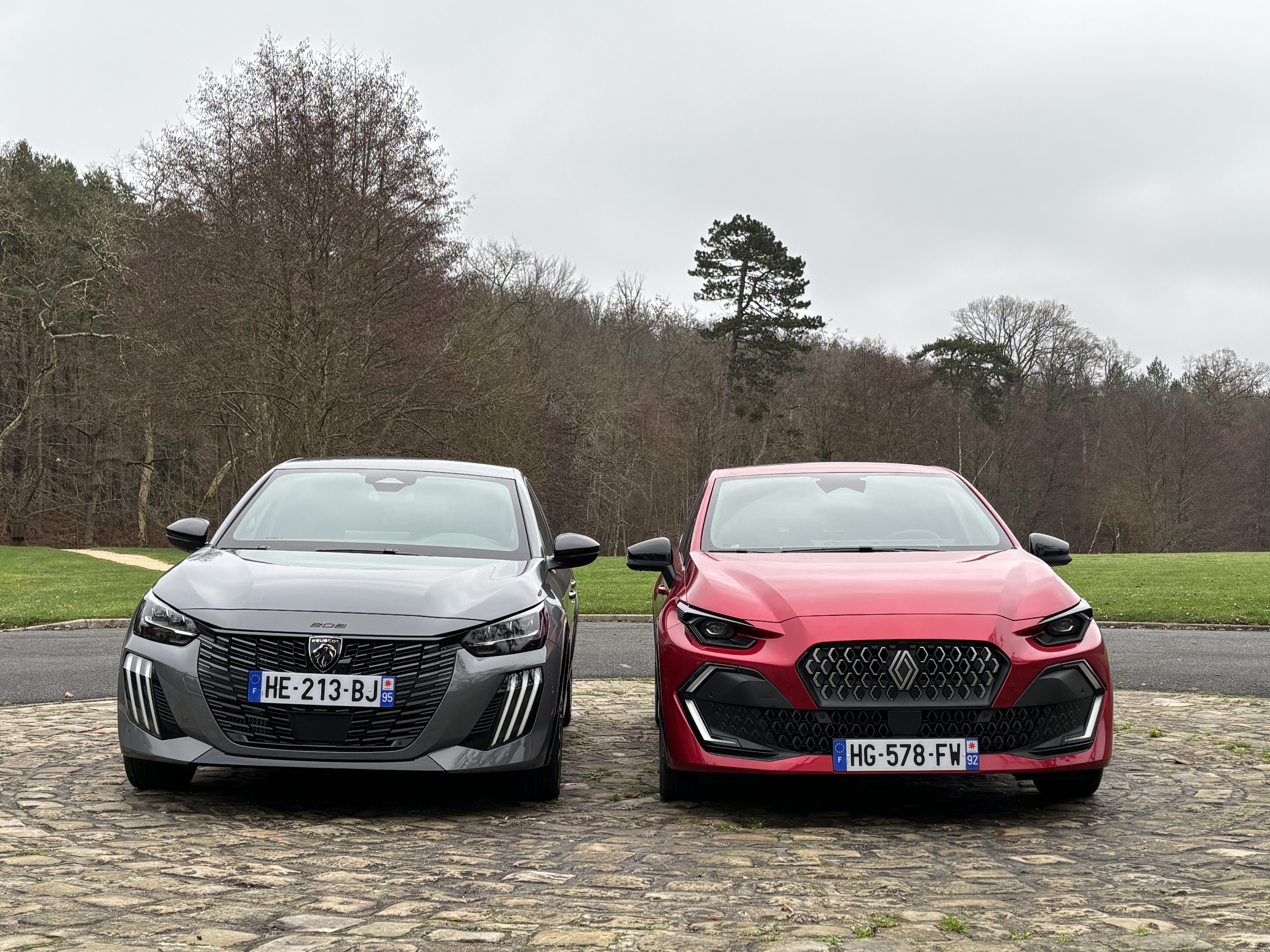 Les fiches techniques des Renault Clio et Peugeot 208