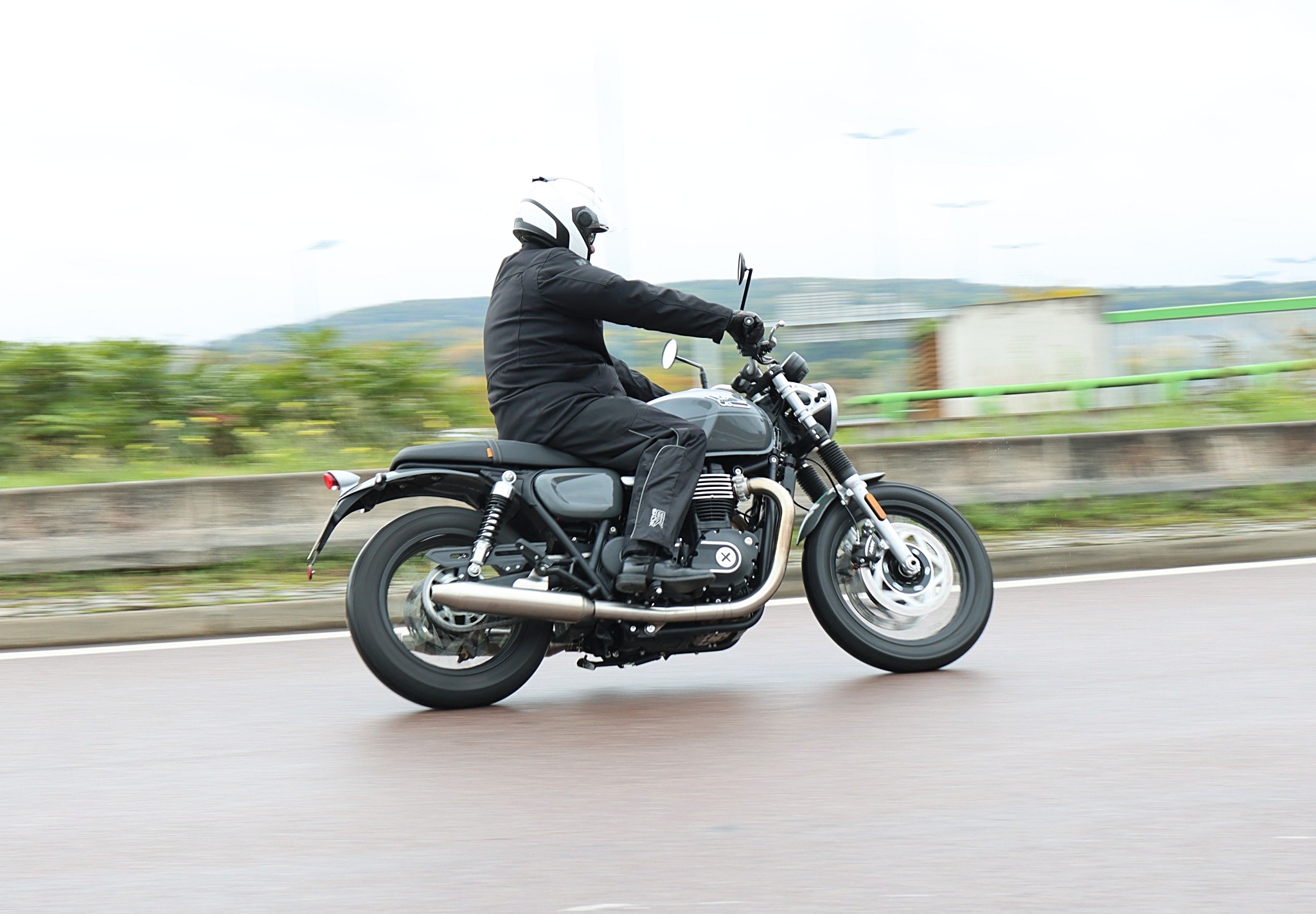 Comparatif - Triumph Bonneville T120 Vs Brixton Cromwell 1200 : enquête ...