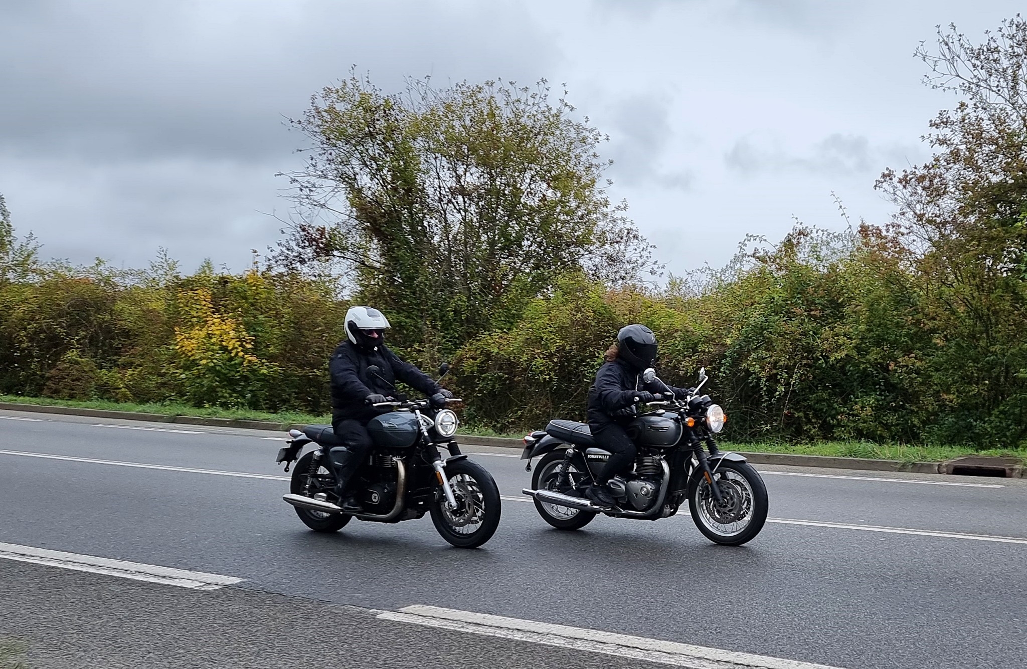 Comparatif - Triumph Bonneville T120 Vs Brixton Cromwell 1200 : enquête ...
