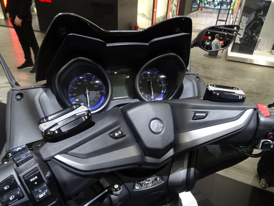 Yamaha T-Max 560 Tech Max : version connectée - En direct du Salon de ...