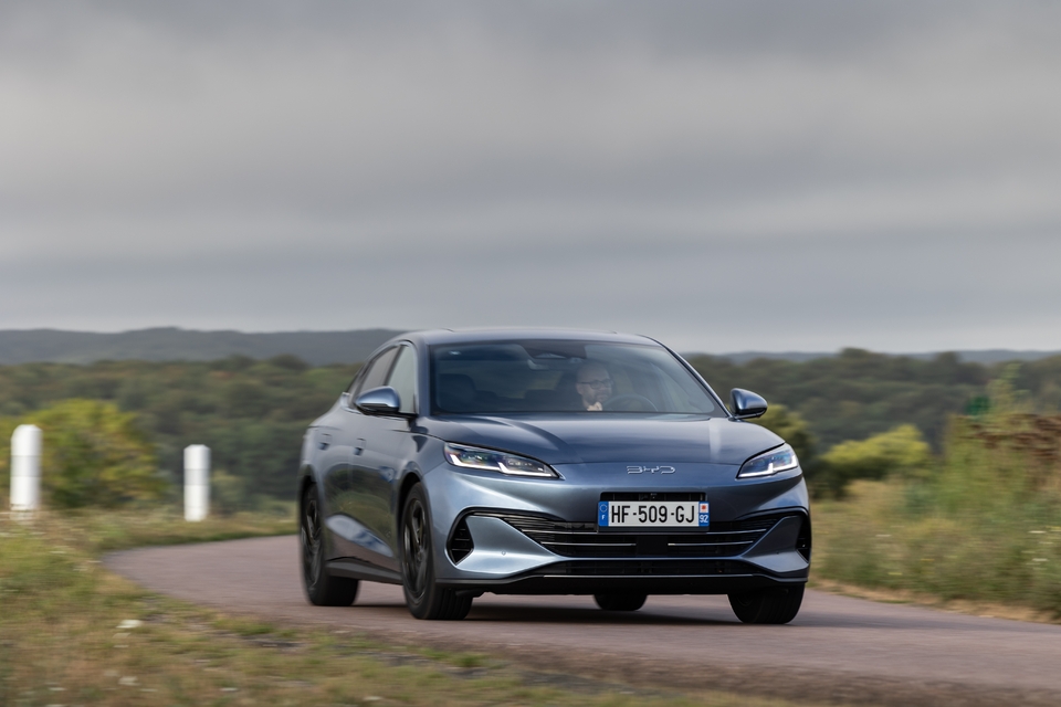 Sur la route, la BYD Seal 6 joue la carte de la sérénité, mais pas du ...