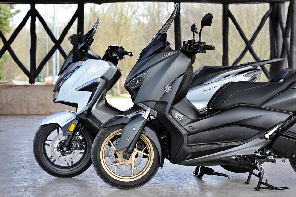 Comparatif – Honda Forza 350 vs Yamaha X-MAX 300: le classico