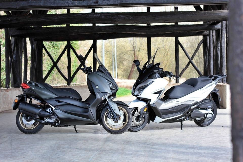 Comparatif – Honda Forza 350 vs Yamaha X-MAX 300: le classico
