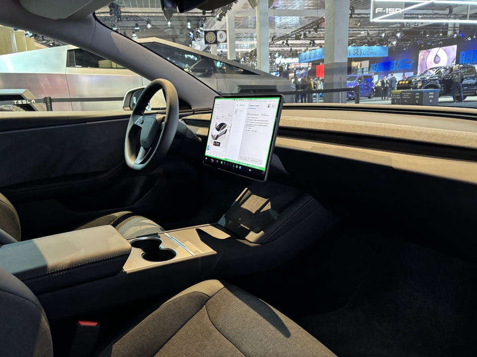La Model 3 Standard est sur le stand Tesla au Salon de Bruxelles