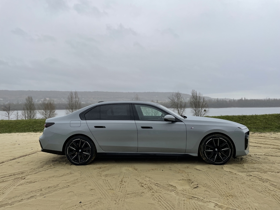 Comparatif vidéo - BMW i7 vs Mercedes EQS : duel de poids lourds