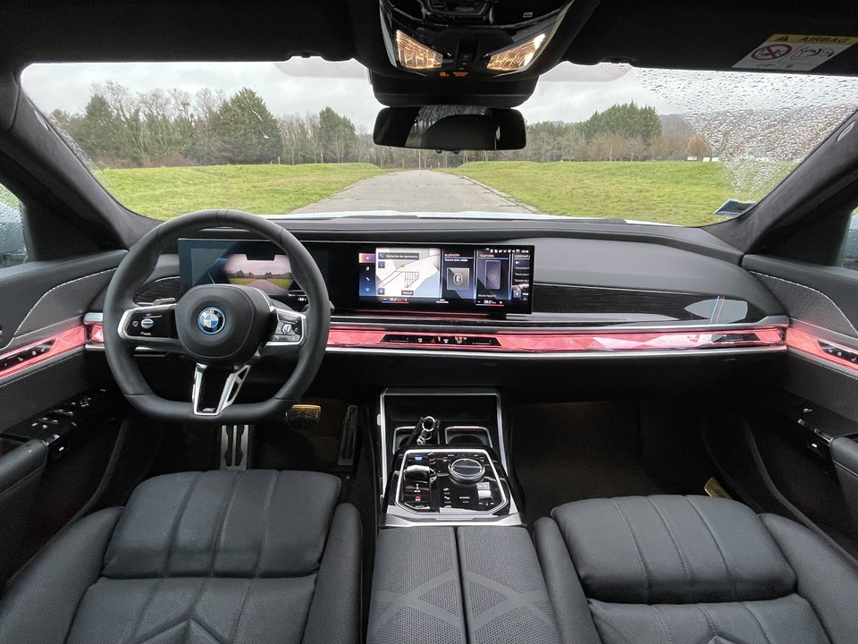 Comparatif vidéo - BMW i7 vs Mercedes EQS : duel de poids lourds