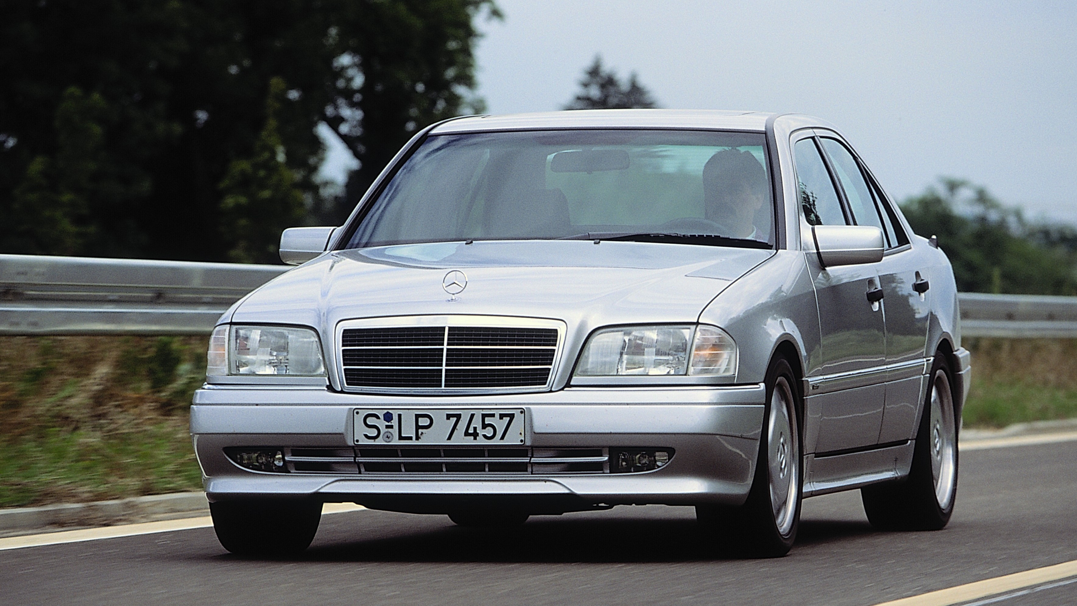 La Mercedes C36 AMG rivalise avec la BMW M3 mais coûte bien moins cher